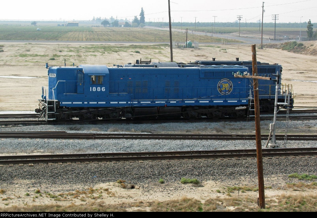 JDHX 1886 sitting in front of another enghne